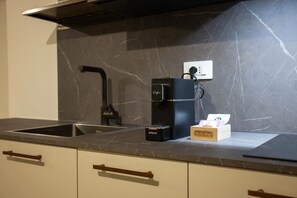 Geladeira, micro-ondas, cooktop, lava-louças