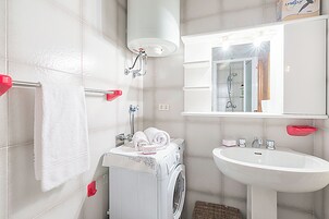 Apartamento standard, vários quartos (Appartamento Cuore Alpino) | Banheiro | Chuveiro, secador de cabelo, bidê, toalhas de banho