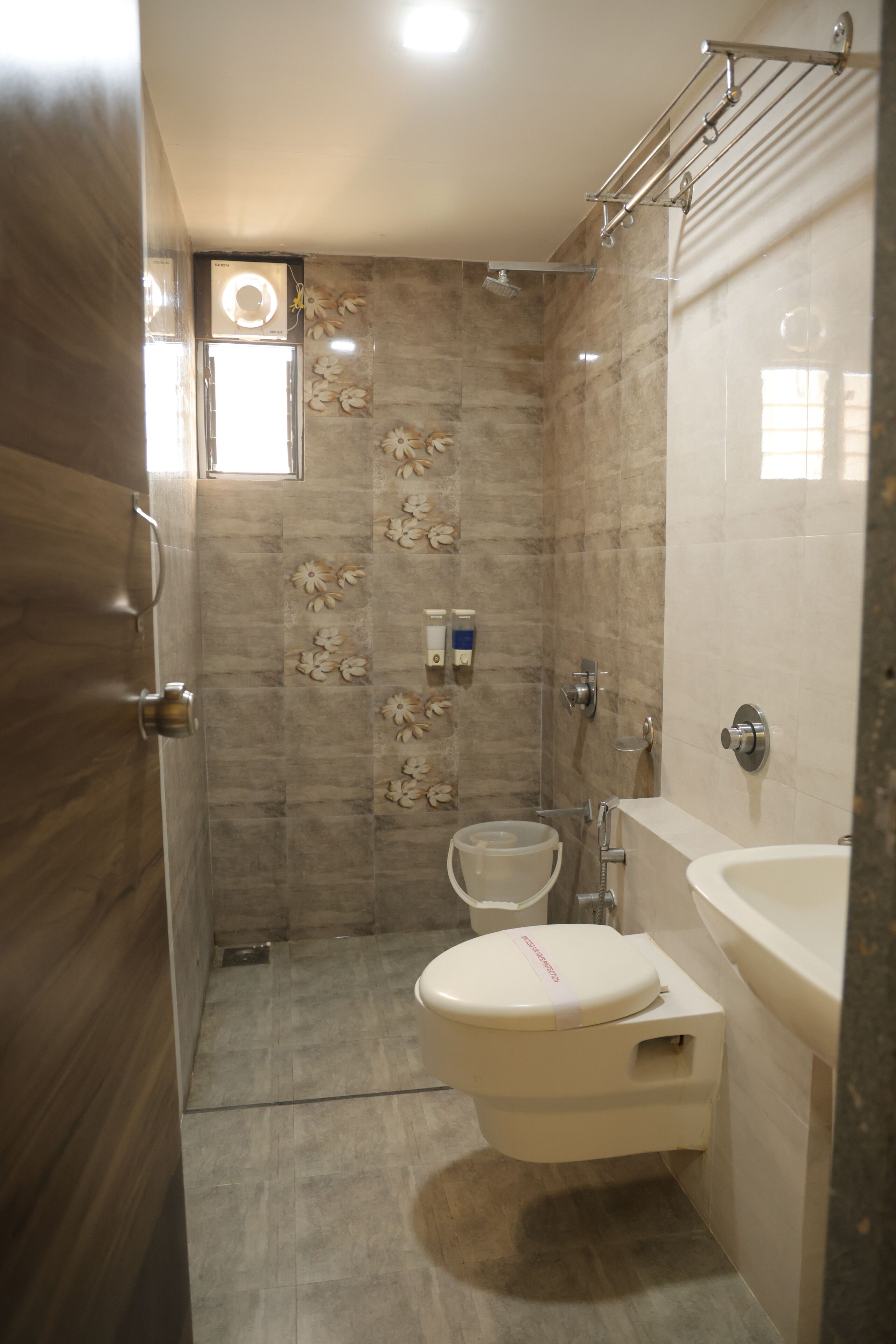 Chuveiro, toalhas de banho, sabonete, shampoo