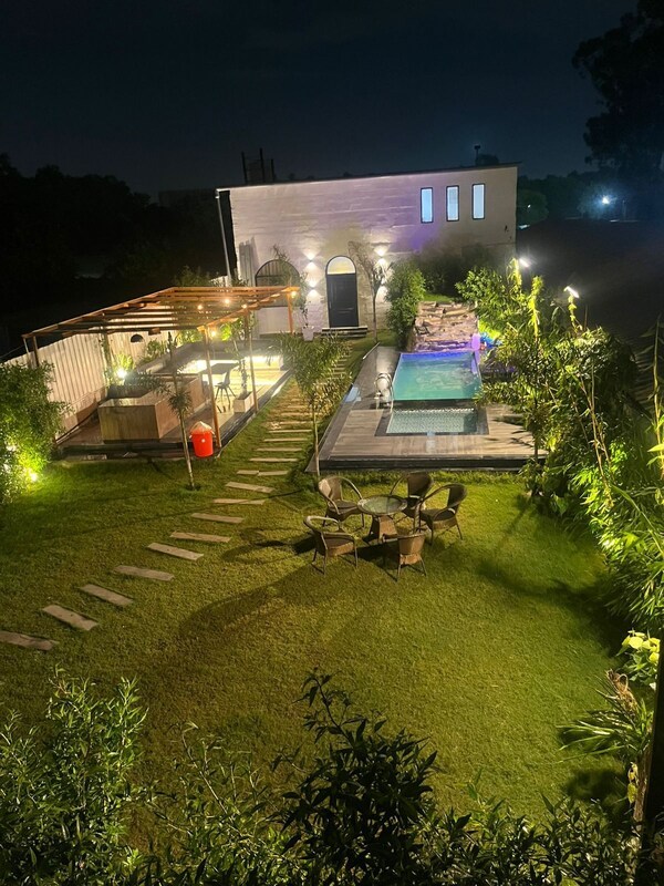 Greek House By Housiify - New Delhi