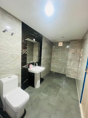 Villa, vista para a piscina | Casa de banho | Artigos de higiene pessoal grátis, toalhas fornecidas, papel higiénico 