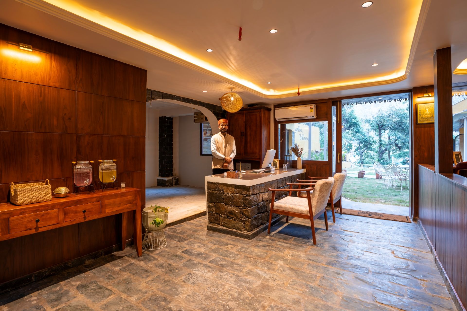 Decoração moderna com área de bar, piso de pedra e painéis de madeira.