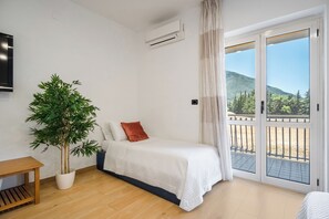 Quarto clássico, sacada, vista para a baía (Napoli) | Cortinas blackout, ferros/tábuas de passar roupa, Wi-Fi de cortesia