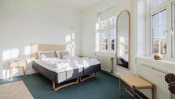 Quarto casal luxo, sacada | Wi-Fi de cortesia, roupa de cama