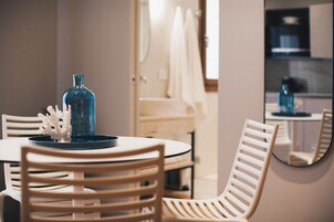 Apartamento superior, sacada | Área de estar