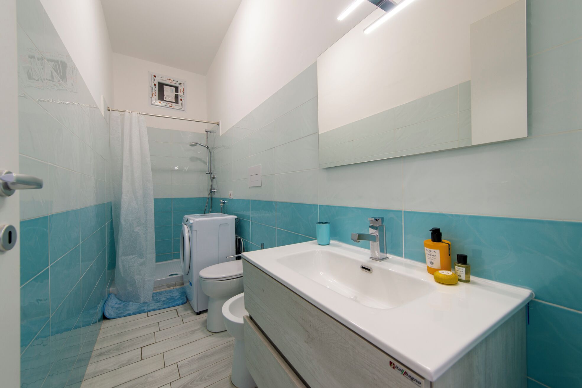 Apartamento, vista para o mar | Casa de banho | Um polibã, um secador de cabelo, toalhas fornecidas, sabão 