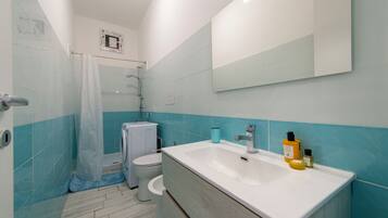 Apartamento, vista para o mar | Casa de banho | Um polibã, um secador de cabelo, toalhas fornecidas, sabão