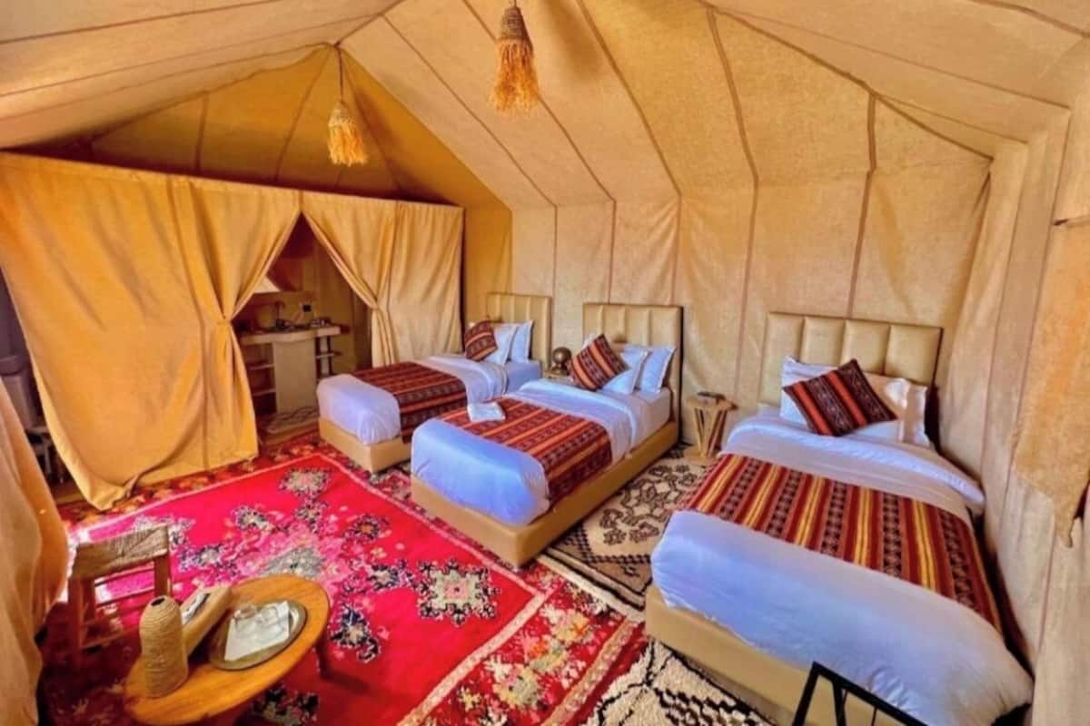 Quarto Triplo de Luxo, pátio, vista deserto | Secretária adequada para computadores portáteis, Wi-fi grátis