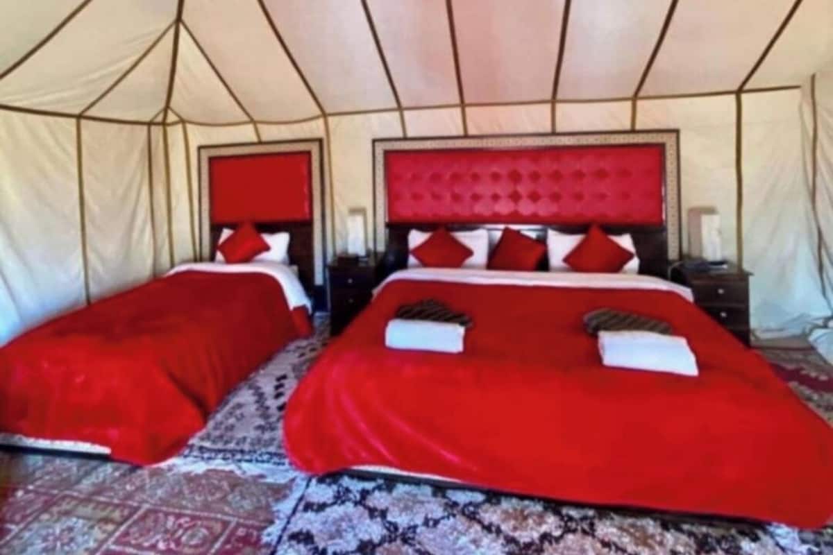 Quarto Triplo de Luxo, pátio, vista deserto | Secretária adequada para computadores portáteis, Wi-fi grátis