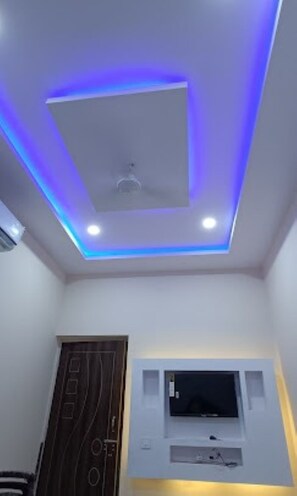 Quarto luxo | Wi-Fi de cortesia, roupa de cama