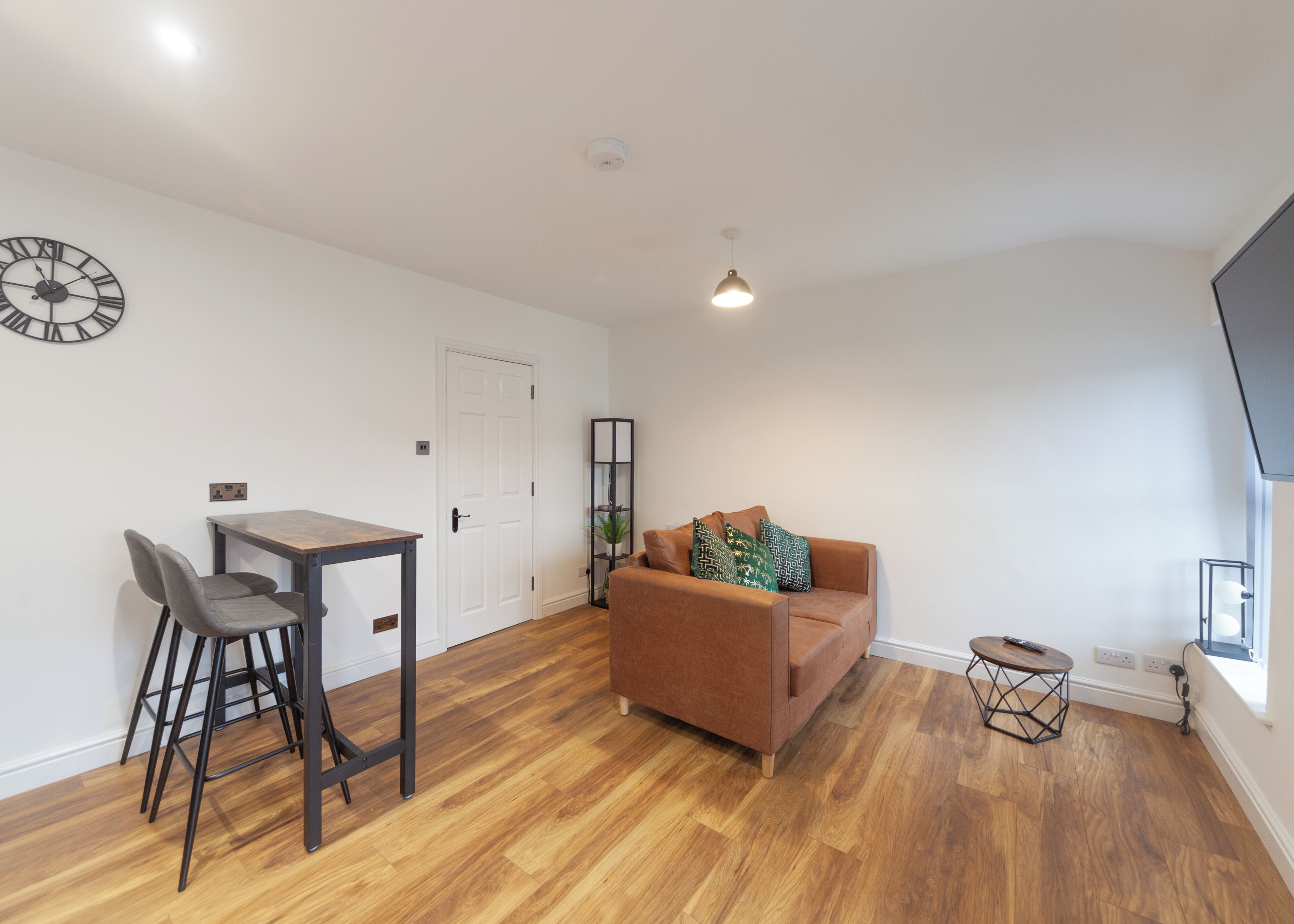 Pristine 2 Bed Flat, Ideal For Groups - Sleeps 3 - Morecambe