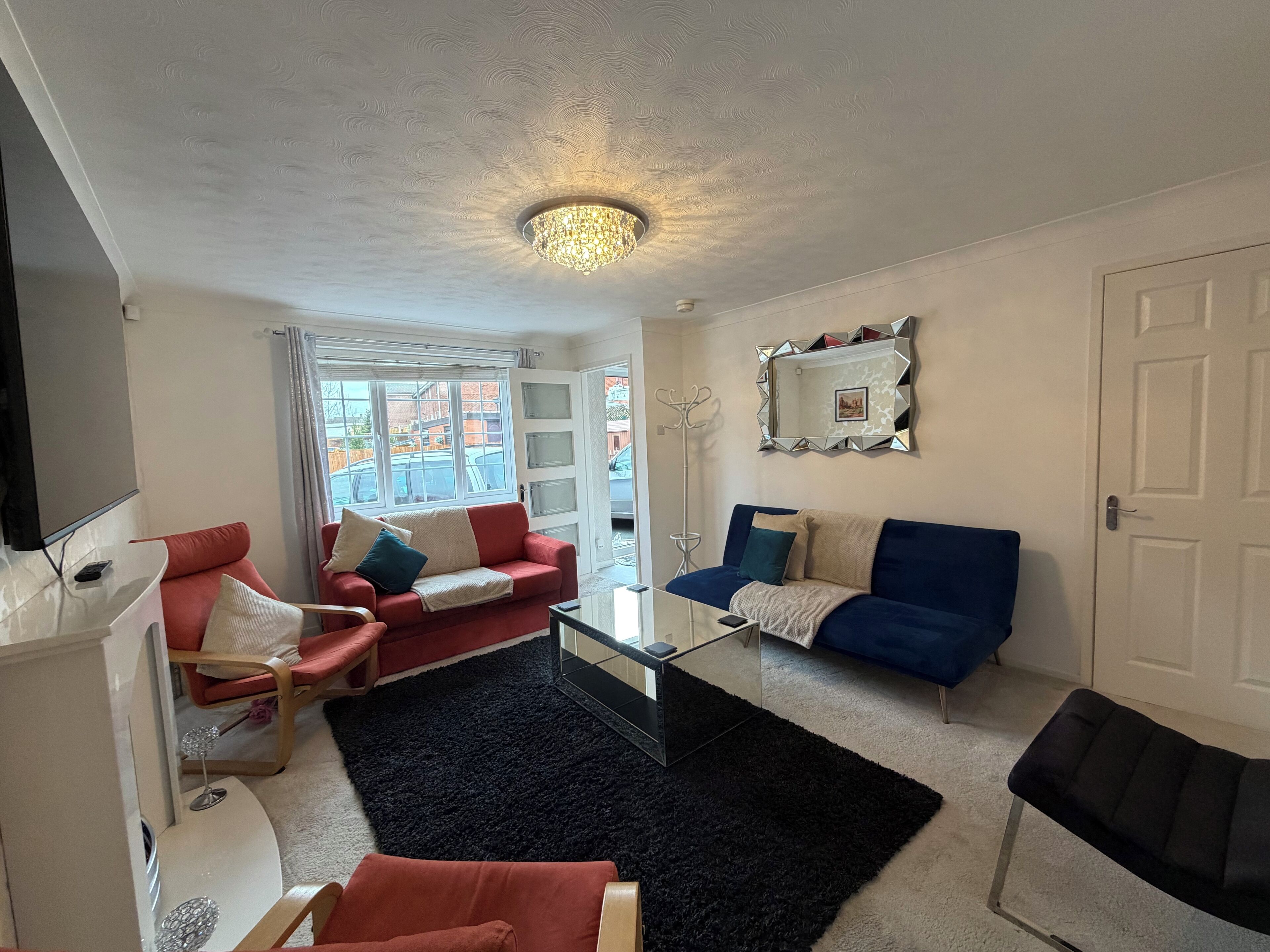 Stylish 3-bed Home In Batley | Ideal For Families & Contractors - Leeds