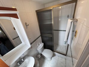 Quarto casal standard, sacada, vista para o jardim | Banheiro