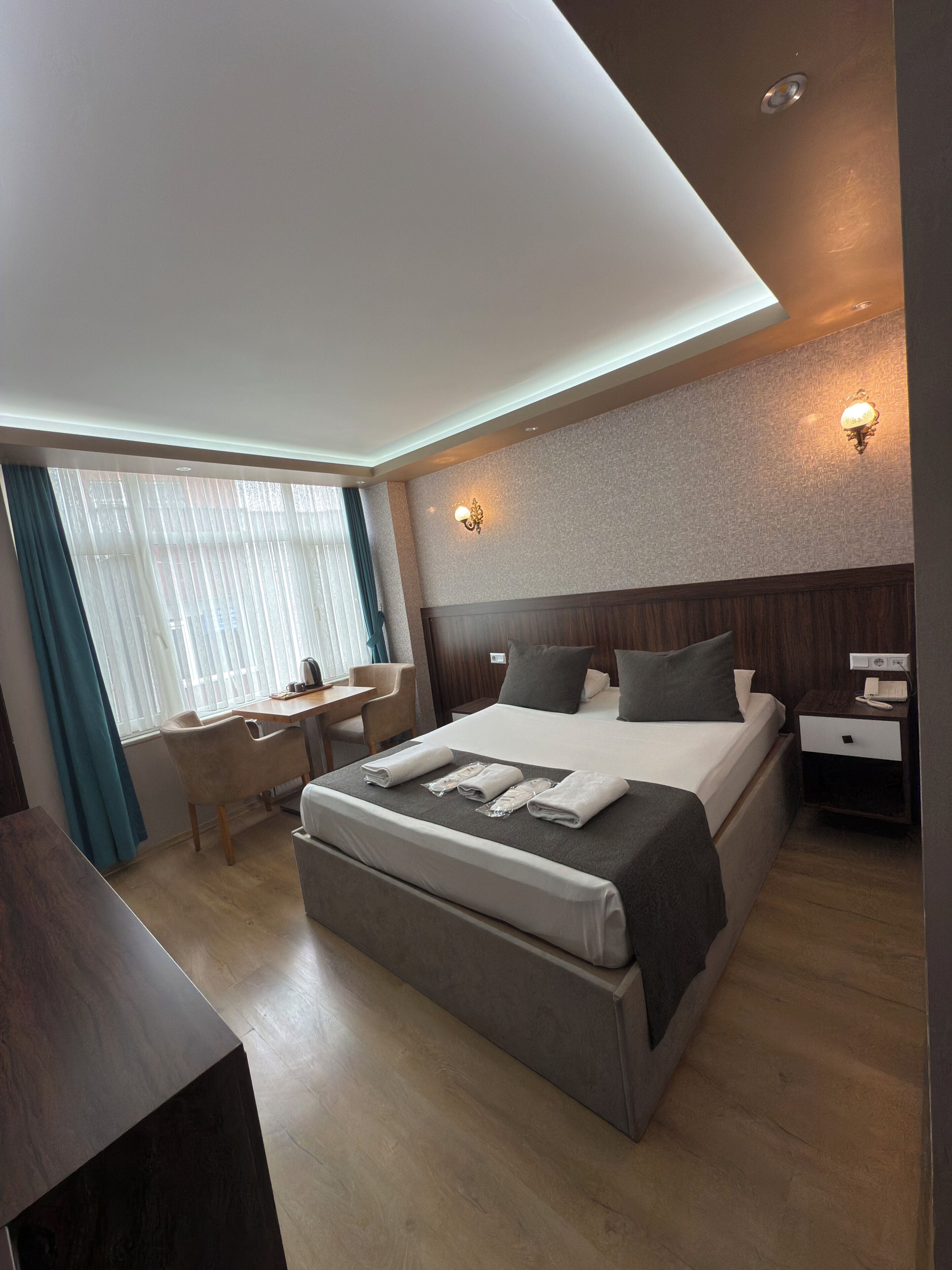 Quarto Duplo Deluxe, Vista para a cidade | Secretária adequada para computadores portáteis, Wi-fi grátis 