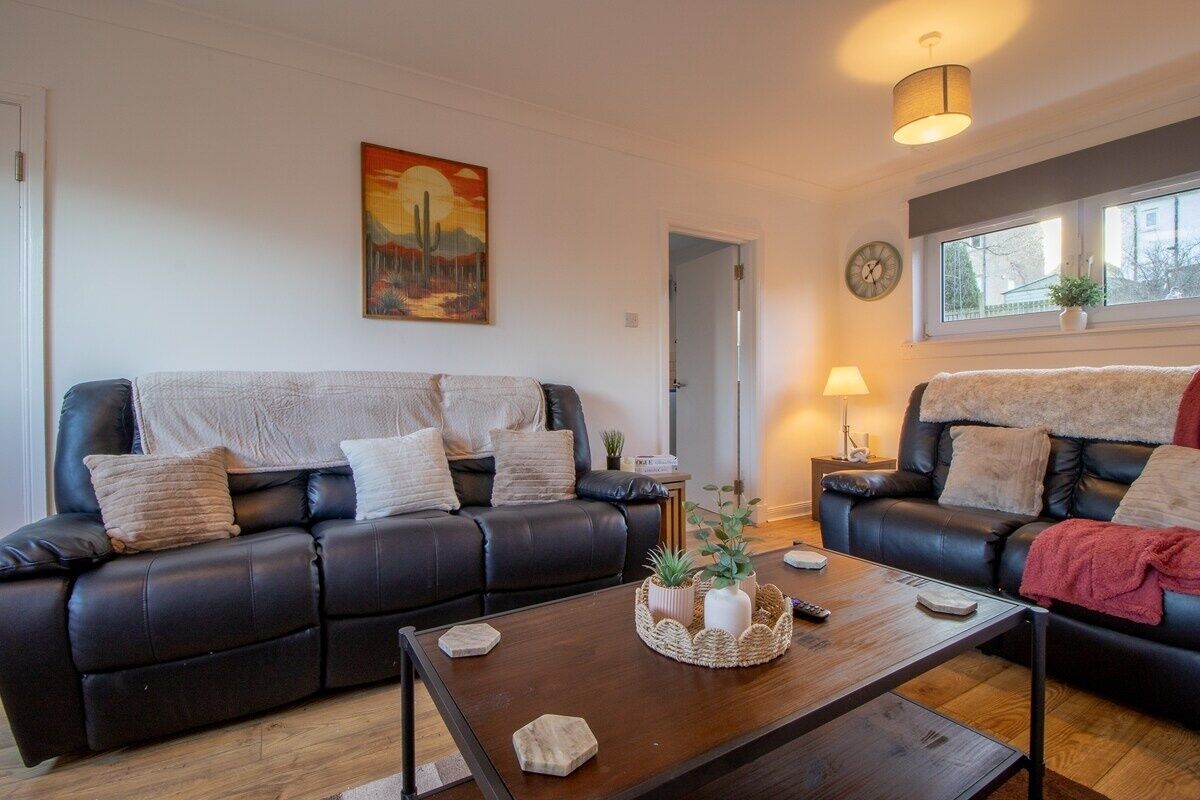 Raeburn House- 3 Bedrooms, 2 Bathrooms In Hamilton - Hamilton, UK