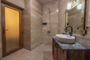 Um polibã, artigos de higiene pessoal grátis, um secador de cabelo