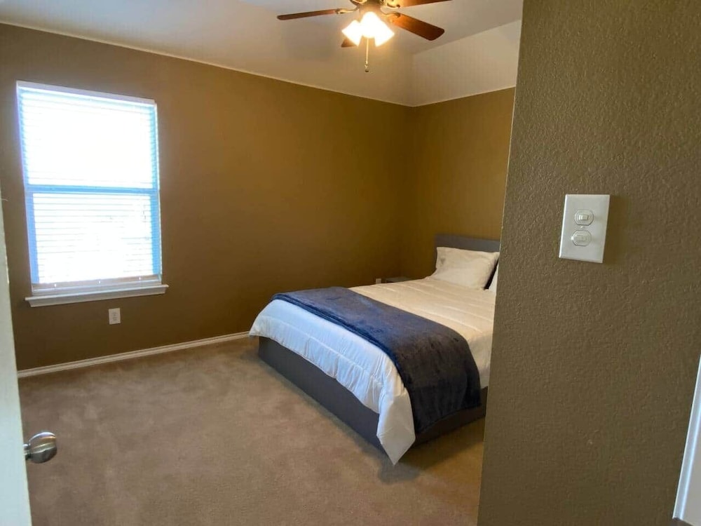 Host Fav- Upscale Home 6 Beds + Sleeper Great Area Reviews, Deals ...