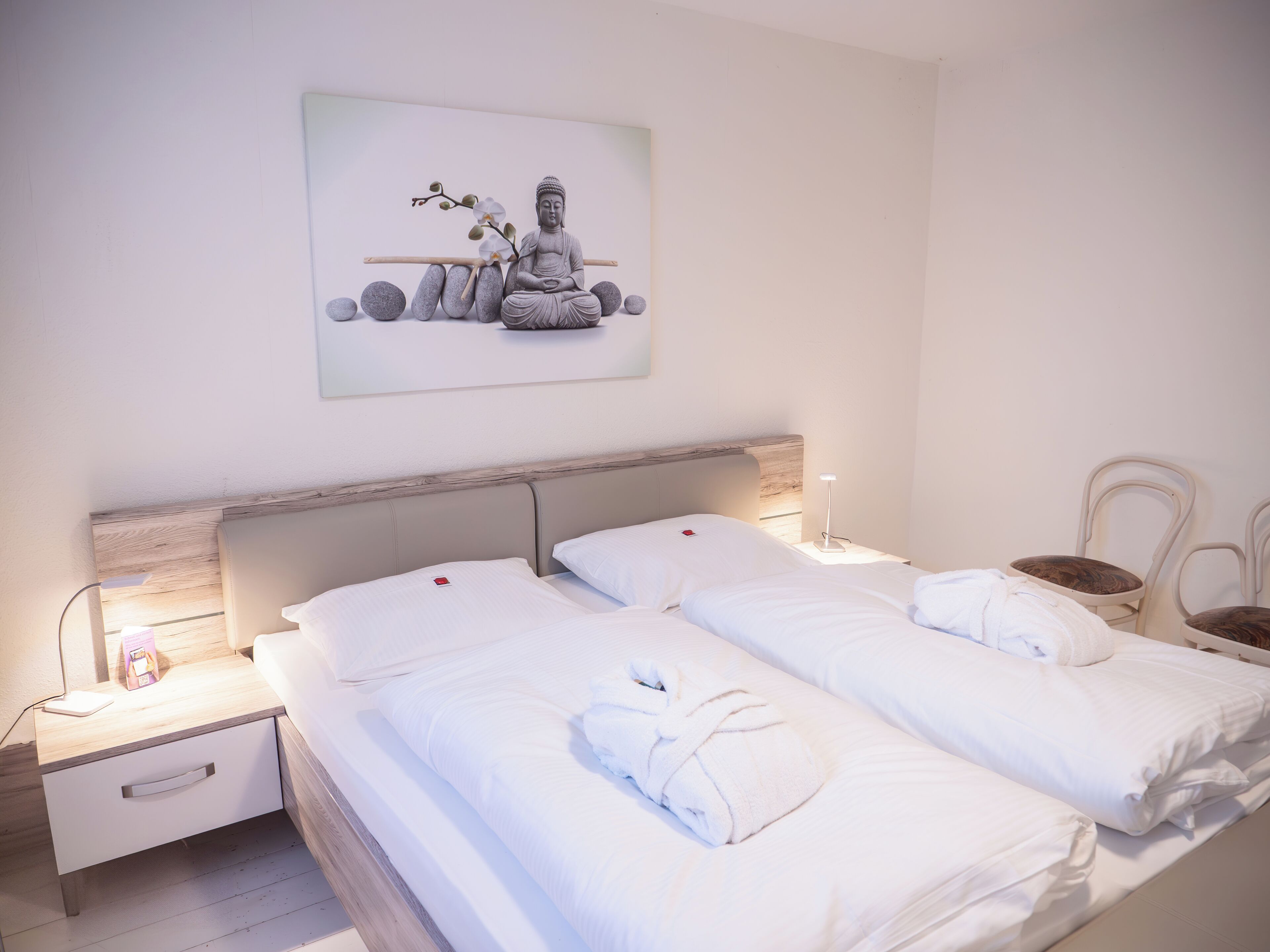 Apartamento, 2 quartos | Cofre no quarto, secretária 