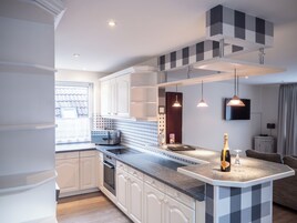 Apartamento, 2 quartos | Cozinha privada | Geladeira, micro-ondas, fogão, cooktop