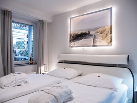 Apartamento, 1 quarto | Cofre no quarto, secretária