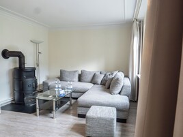 Apartamento conforto, 2 quartos, vista para o jardim | Área de estar