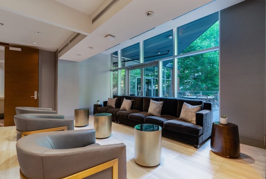 Accessible Yaletown 1br Suite W/ Balcony & Views - Vancouver