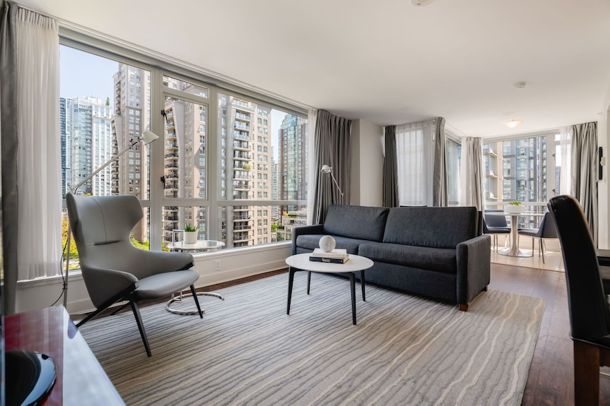 Spacious 2br Suite W/ Access To Rooftop Pool - Vancouver