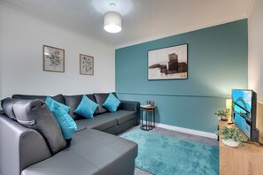 Apartamento Comfort, Vista para a cidade | Sala de estar | Smart TV de 43 polegadas com canais digitais 