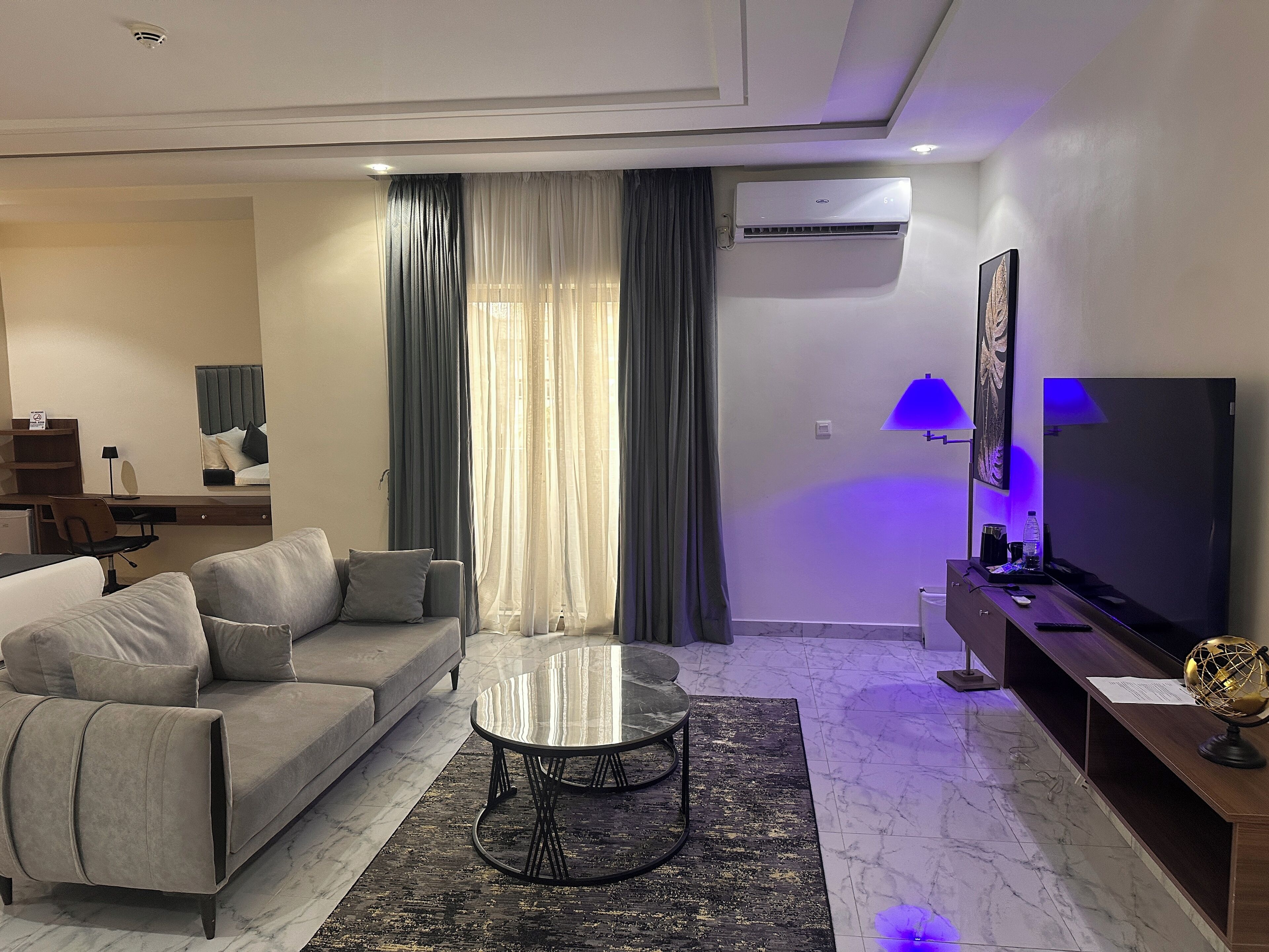 Quarto casal luxo, sacada, vista para a cidade | Área de estar