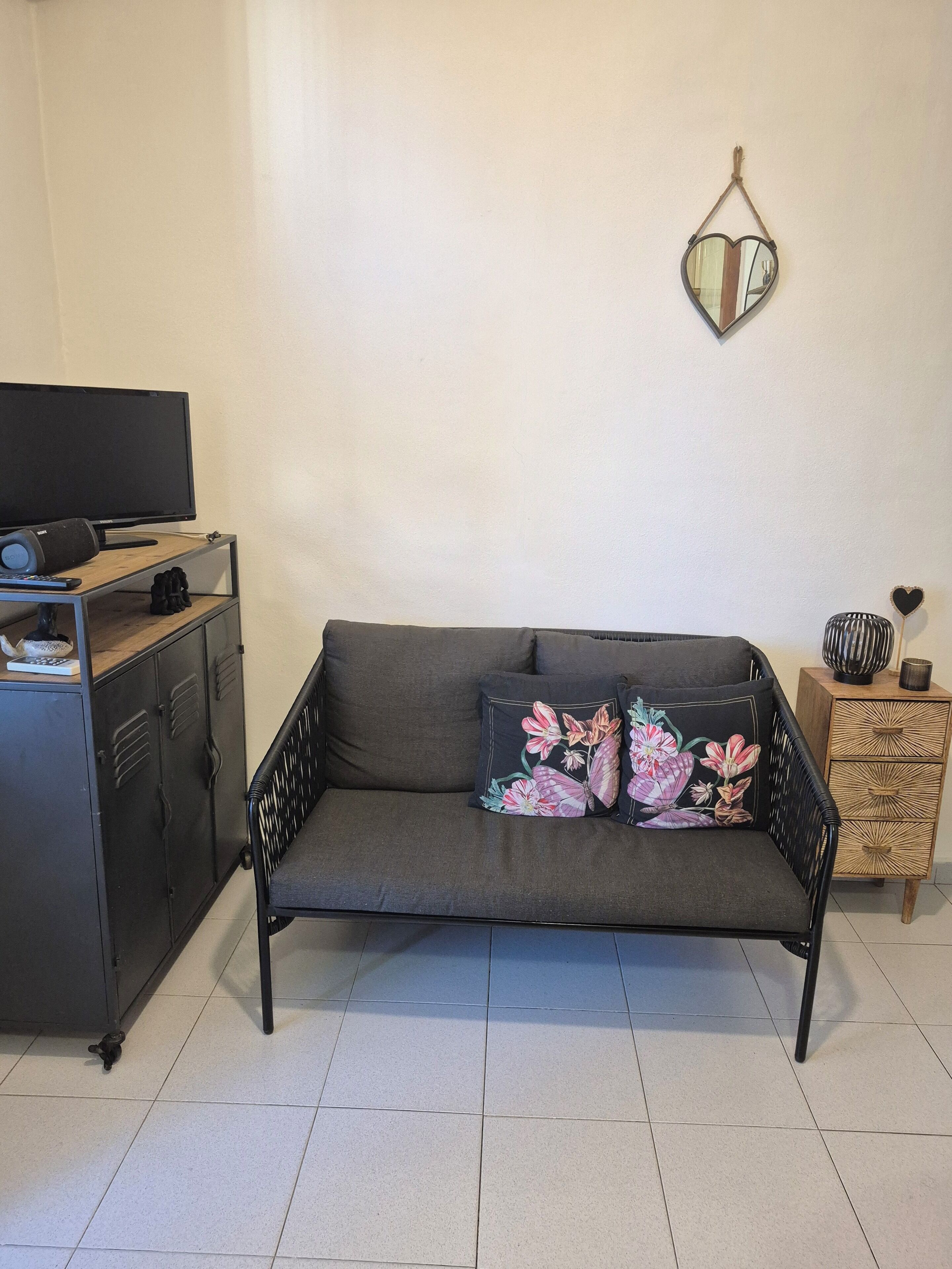 Room For Rent To A Woman, Apartment To Share With Mother And Daughter Of 13 Years. - Barcelona