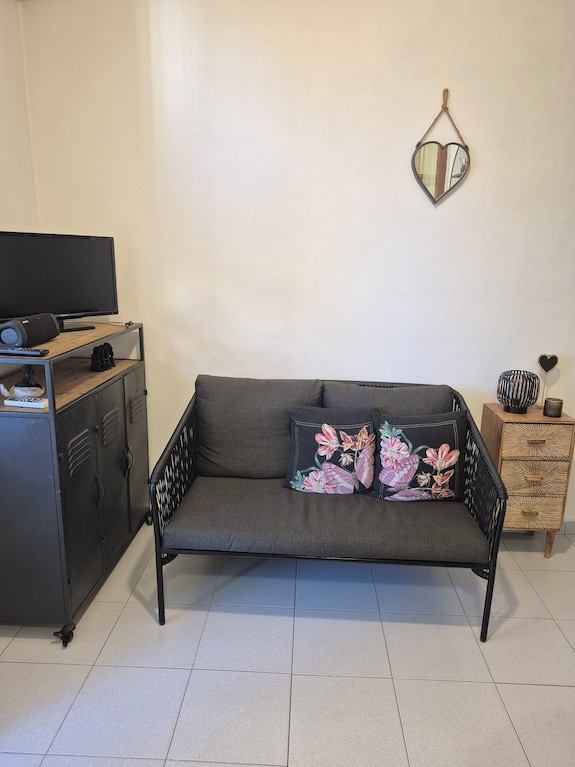 Room For Rent To A Woman, Apartment To Share With Mother And Daughter Of 13 Years. - Barcelona