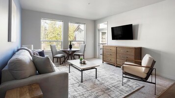 Apartamento (1 Bedroom) | Área de estar | Smart TV 50 polegadas com canais digitais