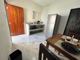 Suite Comfort | Cozinha privada | Um frigorífico, um micro-ondas, uma placa de cozinha 