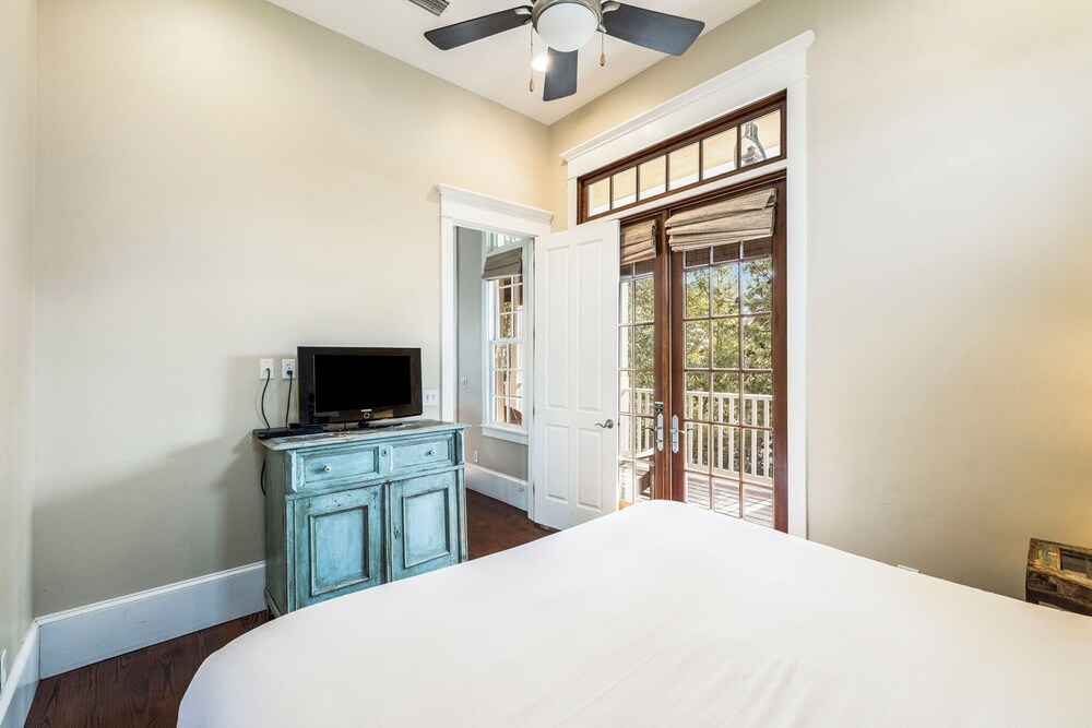 New Listing! Main and Carriage House! Dogs Allowed! Community Pools ...