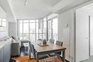 Suíte superluxo, 1 cama Queen e sofá-cama, para não fumantes | Cozinha privada | Geladeira grande, micro-ondas, fogão, cooktop