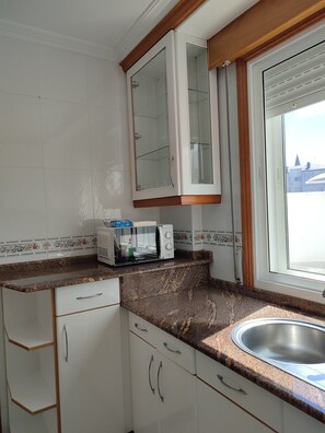 Geladeira grande, micro-ondas, cooktop