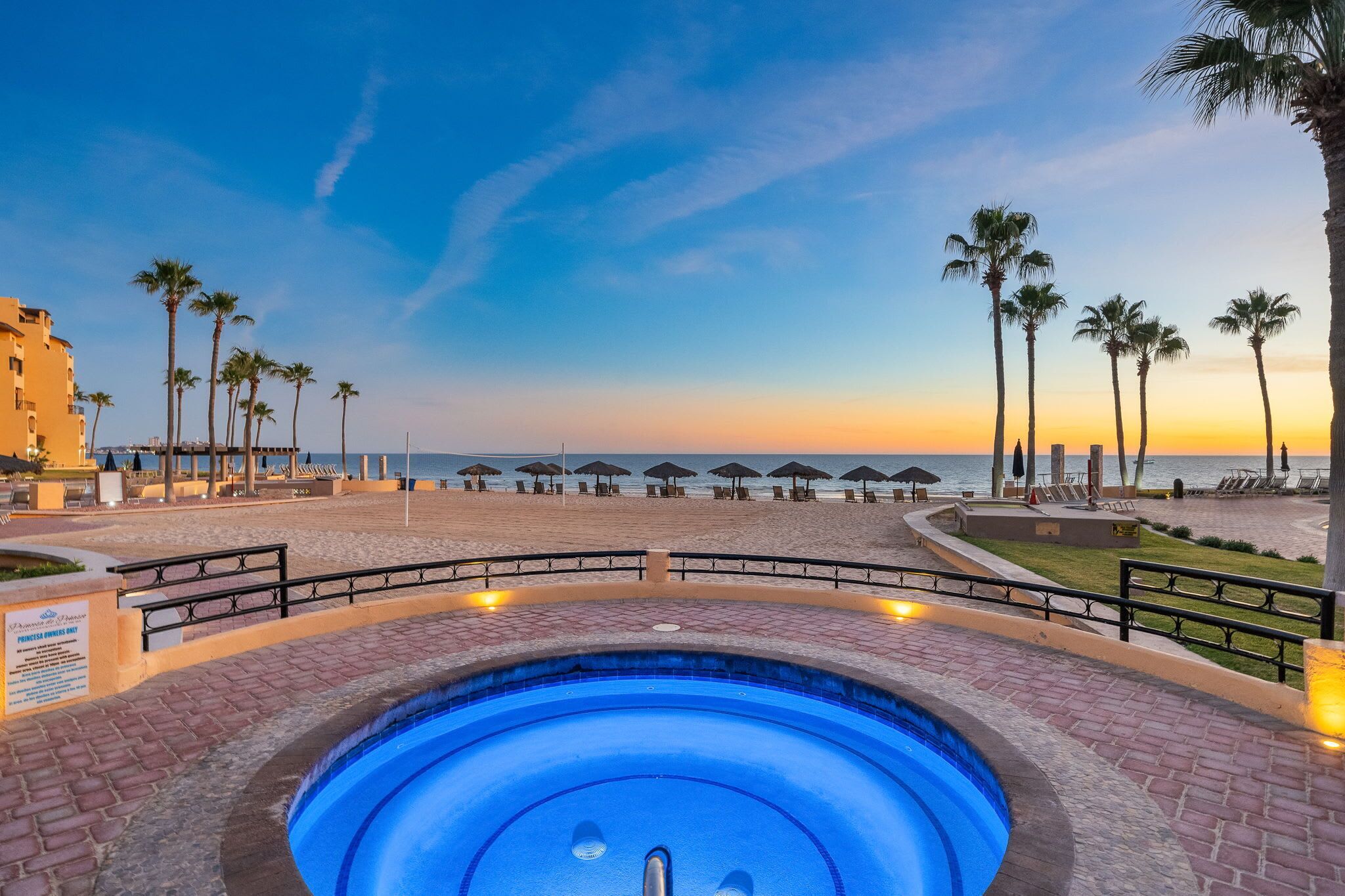3 piscinas exteriores, toldos gratuitos, guarda-sóis 
