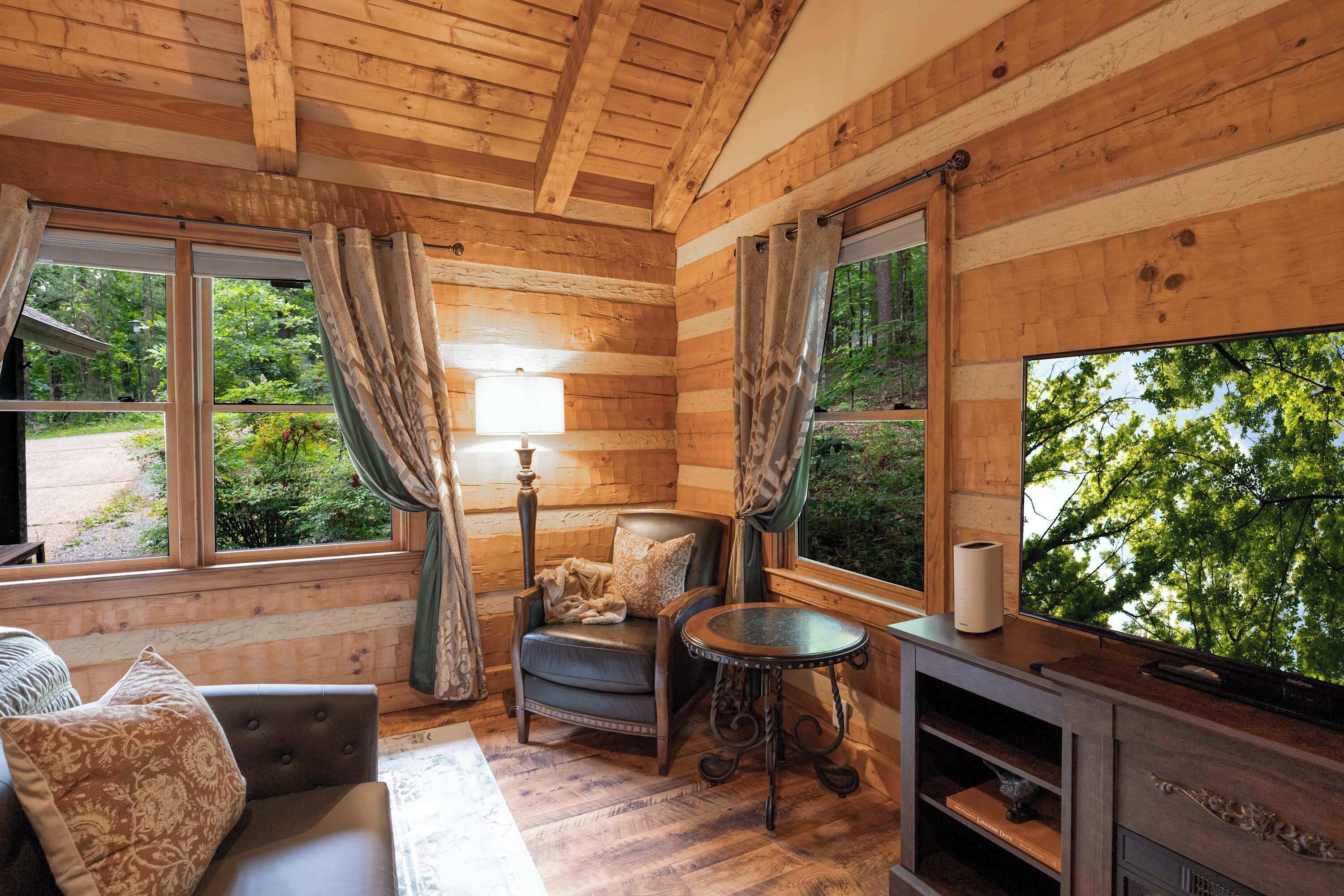 Luxury Log Cabin | Sleeps 13 | 2 King Suites - Hot Springs Village, AR