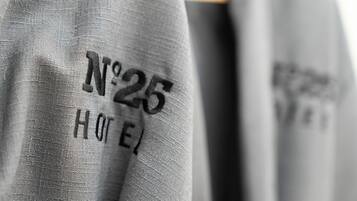 Um close-up de um tecido com a inscrição 'N°25 HOTEL'.