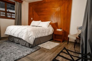 Quarto casal básico | Cofres nos quartos, ferros/tábuas de passar roupa, Wi-Fi de cortesia
