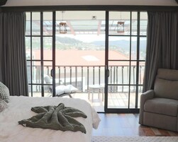 Quarto casal premium, sacada, vista para a cidade | Cofres nos quartos, ferros/tábuas de passar roupa, Wi-Fi de cortesia