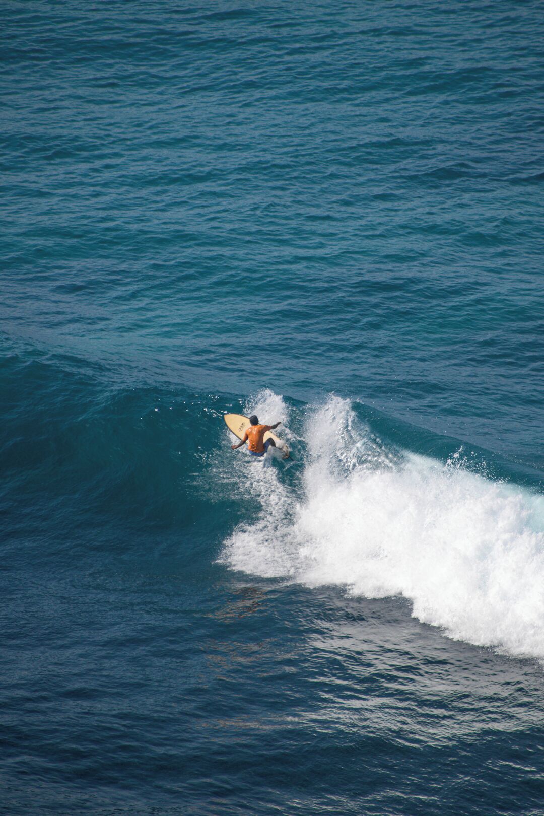 Um surfista deslizando numa onda no oceano.