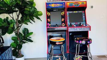 Casa, 4 quartos, acessível, varanda | Sala de jogos