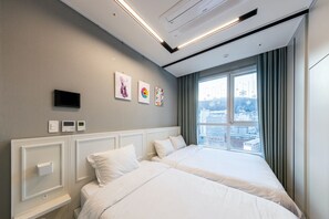 Quarto Triplo Deluxe, casa de banho privativa, Vista para a cidade | Secretária, cortinas/cortinados opacos, ferro/tábua de engomar 