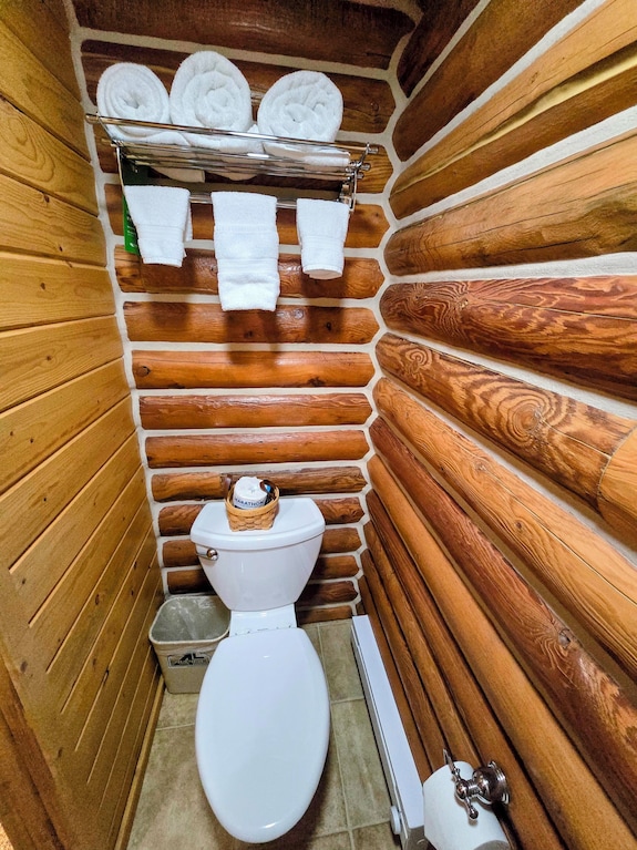 Alpine Lodge - Queen Room 2 - Red Lodge, MT