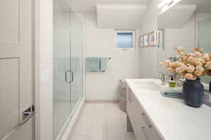 Casa de Férias Família, 2 quartos, cozinha, Vista para a cidade | Casa de banho | Toalhas fornecidas, sabão, champô, papel higiénico 