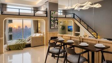 Apartamento, 2 quartos, Vista para a cidade | Sala de estar | Smart TV de 43 polegadas com canais por cabo