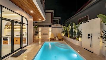 Piscina exterior, guarda-sóis, espreguiçadeiras