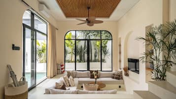 Villa, 2 quartos, piscina privativa | Sala de estar | Smart TV de 43 polegadas com canais digitais