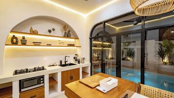 Villa, 2 quartos, piscina privativa | Cozinha privada | Uma cafeteira/bule, um frigorífico, um micro-ondas, liquidificador